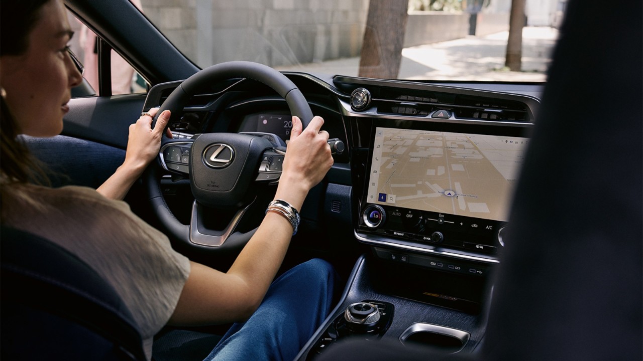 Dynamic Radar Cruise Control - Technology | Lexus Europe